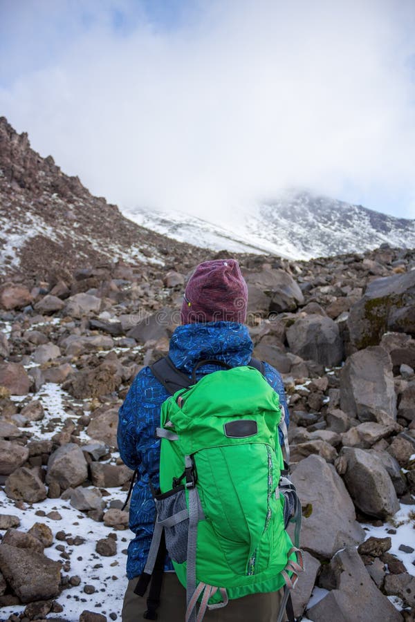 Excursionista Con Mochila Escalando El Pico De Orizaba Imagen de ...