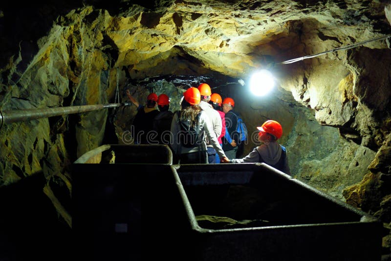 Chariot à mine souterraine photo stock. Image du exploitation - 2706830