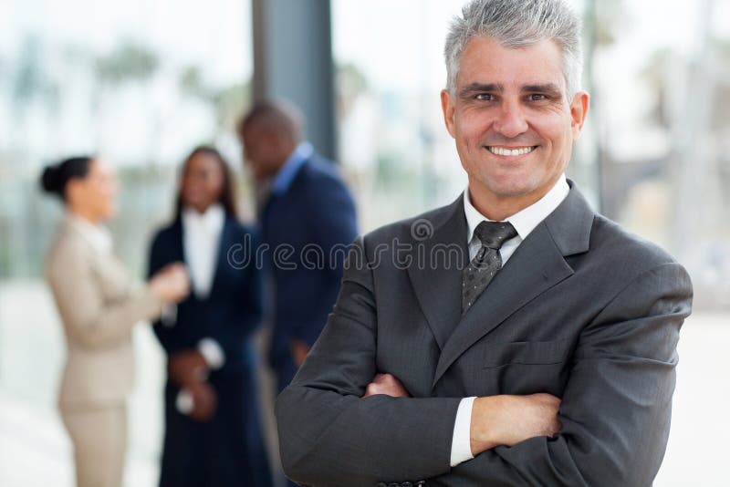 Retrato Do Executivo Masculino Com Reunião Do Escritório No Fundo Foto ...