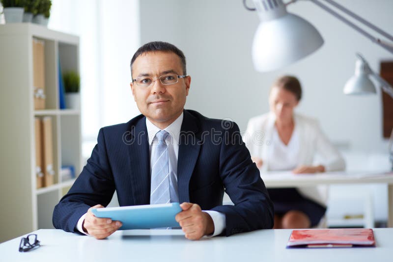 Executivos Formalmente Vestidos Que Planeiam O Trabalho No Escritório ...