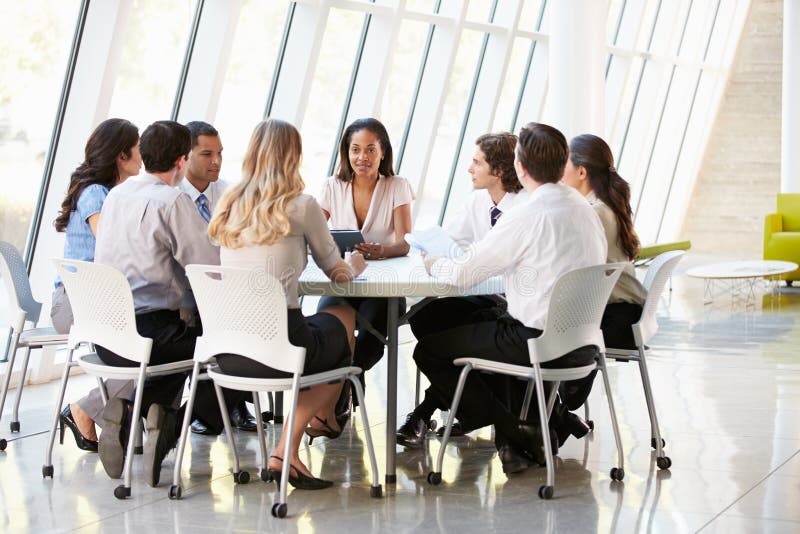 Executivos Que Têm A Reunião Da Direcção No Escritório Moderno Foto De