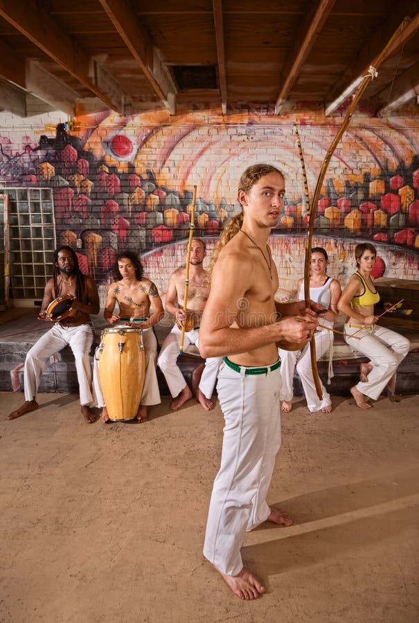 Homem De Capoeira Com Dreadlocks E Instrumentos Foto de Stock - Imagem ...