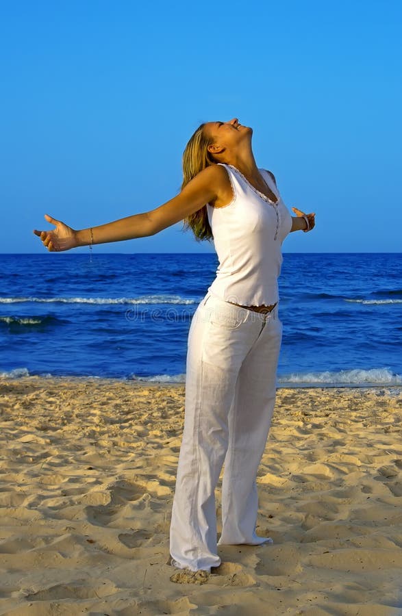 Exercice De Relaxation Sur La Plage Image stock - Image du plage ...