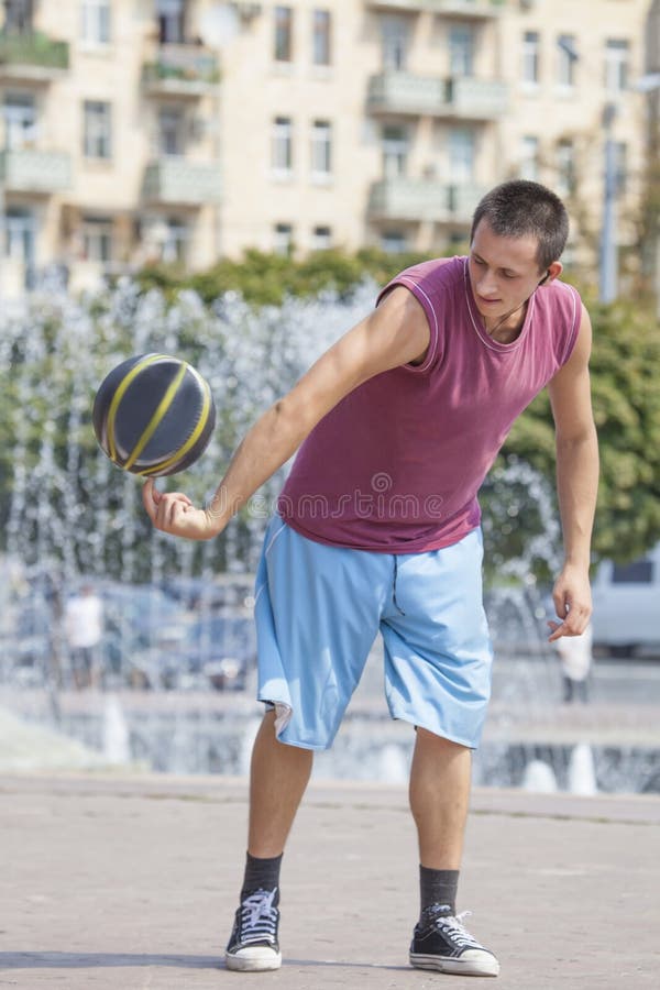 Exercices avec une boule photo stock. Image du personne - 44478762