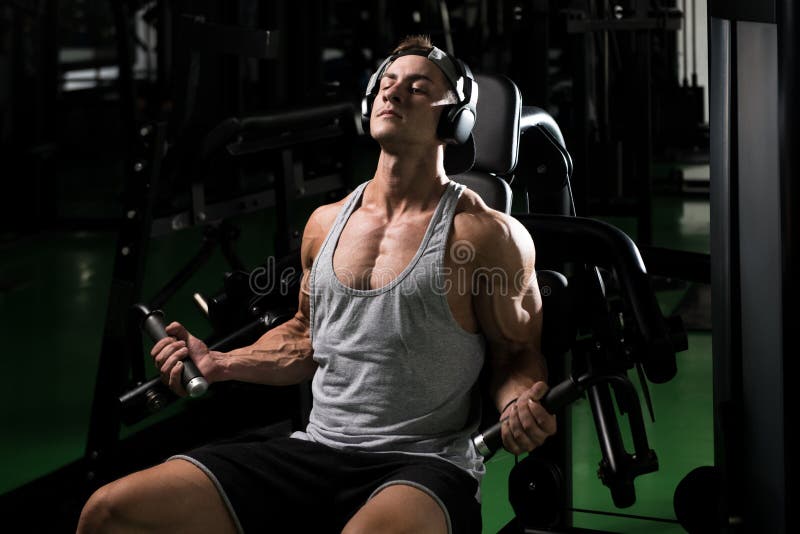 Exercices De Biceps Sur Une Machine Image stock - Image du machine ...