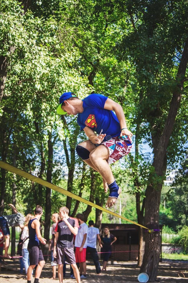 Exercices de Slackline photo éditorial. Image du étirement - 59456106