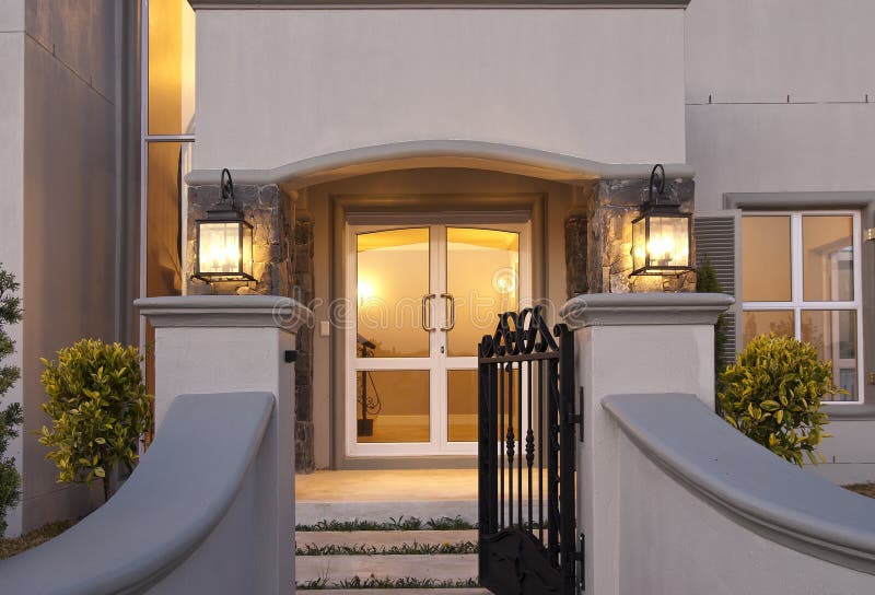 Vista De La Puerta De Entrada Y De La Pared De Una Hermosa Mansión ...