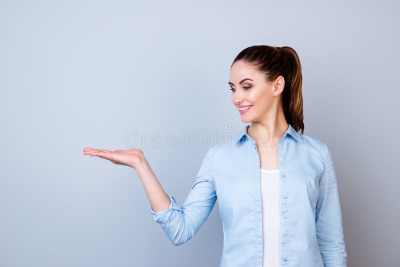 Exitosa Linda Joven Mujer Presentando Un Nuevo Producto Imagen de ...