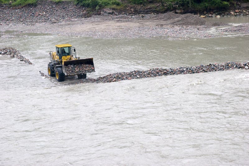 Exkavator, Der in Einem Fluss Arbeitet Stockfoto - Bild von ...