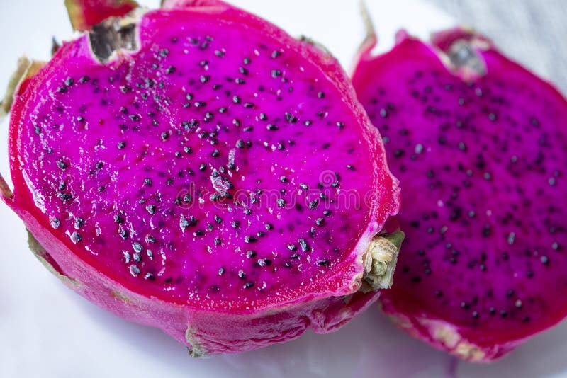 A Redskinned Pitaya Van Het Draakfruit Met Rood Vlees Wordt Verticaal ...