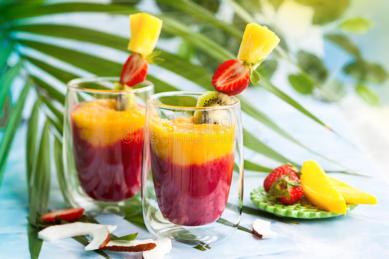 Exotisch fruit smoothie stock afbeelding. Image of drank - 53157485