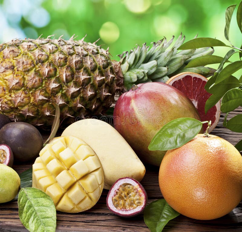Exotische Früchte Auf Einem Holztisch. Stockfoto - Bild von schnitt ...