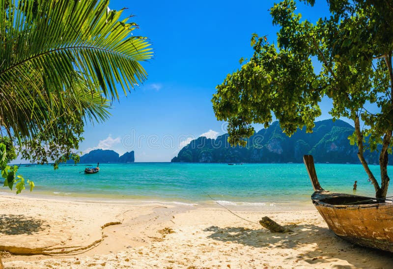 Exotischer Strand Mit Palmen Und Booten, Thailand Stockfoto - Bild von ...