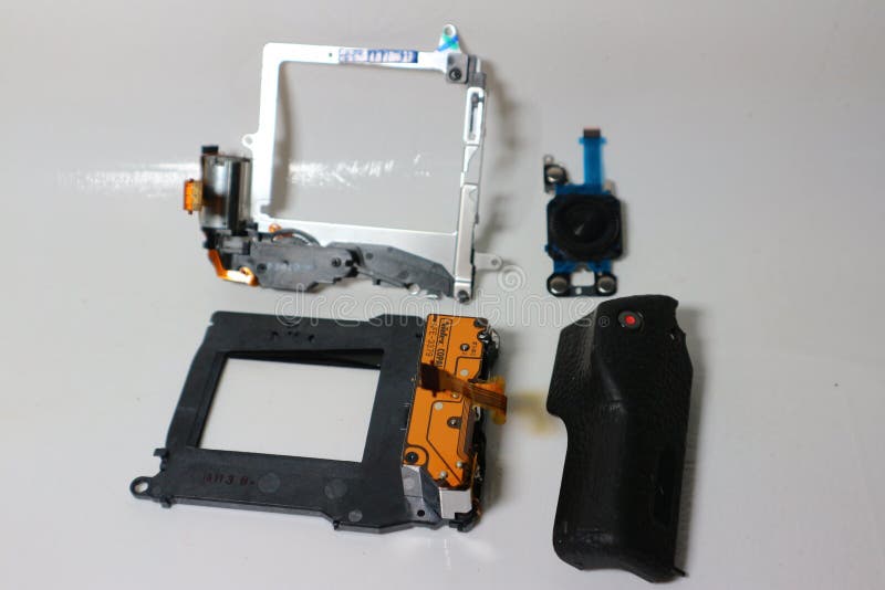 Expensive DSLR Camera Opens after Damage To the Internal System ...