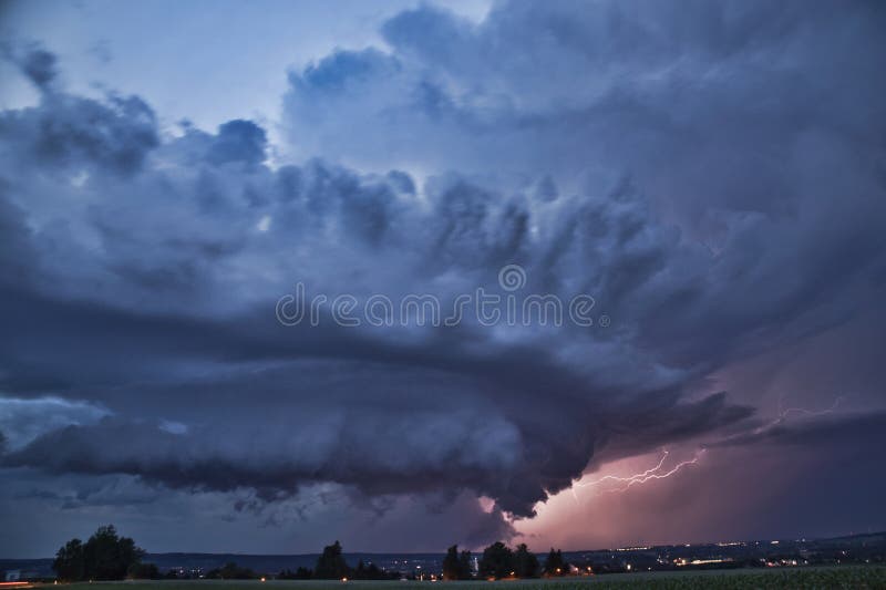 Epic Supercell Storm Unleashes Nature S Fury with Spectacular Lightning ...