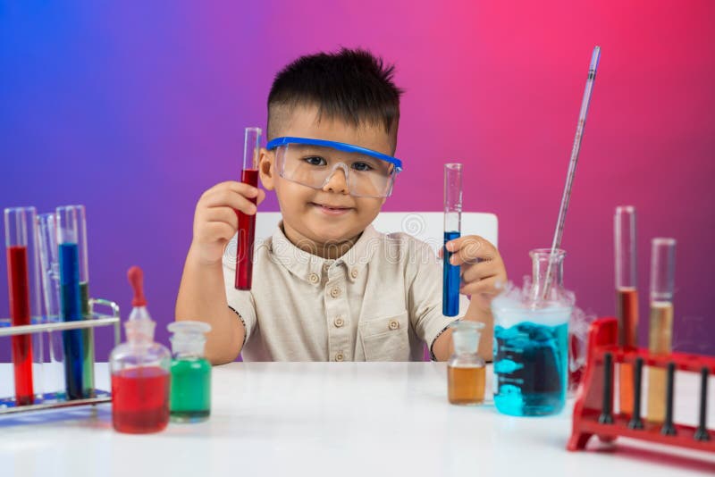 Ein Experiment Erfolgt Mit Reagenzglas Stockbild - Bild von aufbereiten ...