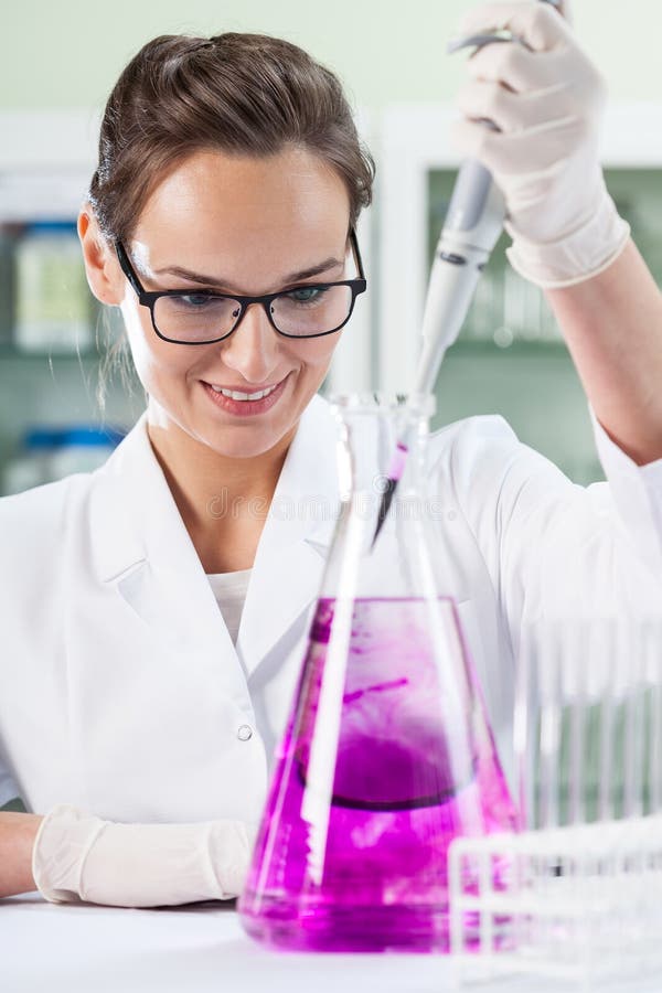 Experimentação No Laboratório Foto de Stock - Imagem de aprendizagem ...