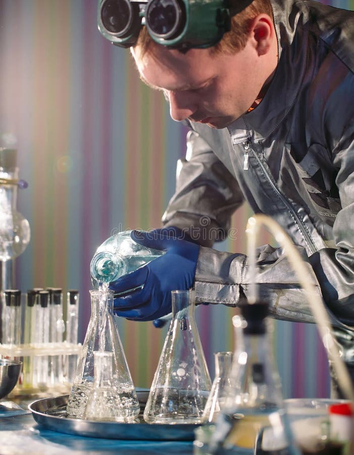 Experimente in Einem Chemielabor Leiten Eines Experimentes Im Labor ...