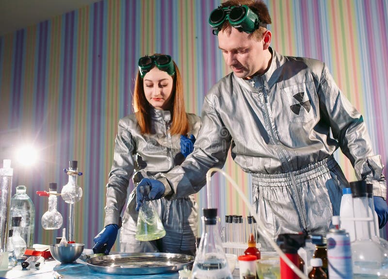 Experimente in Einem Chemielabor Leiten Eines Experimentes Im Labor ...