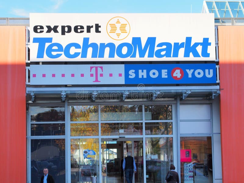 Expert TechnoMarkt editorial image. Image of people, shop - 34657675