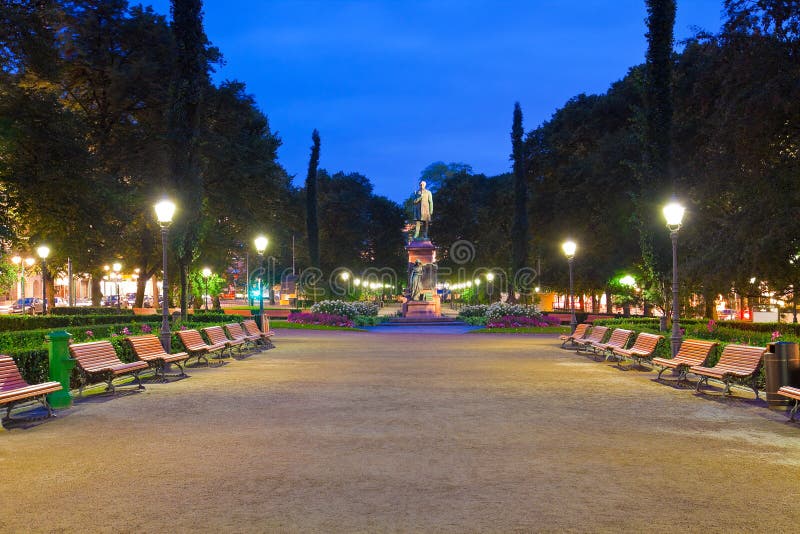 El parque de la explanada foto de archivo editorial. Imagen de standing ...