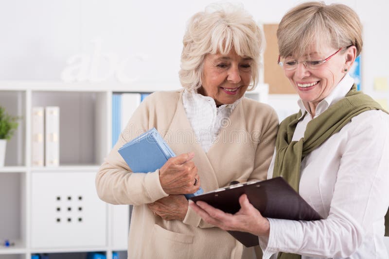 Explicando algo ao colega foto de stock. Imagem de olhar - 66359246