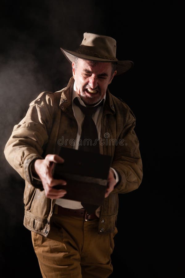 Explorador Con Caja De Madera Foto de archivo - Imagen de explorador ...