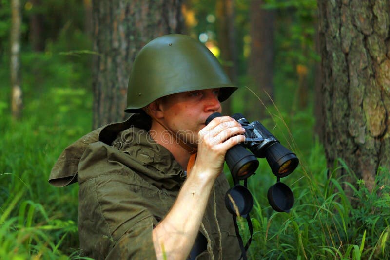 Explorador en bosque foto de archivo. Imagen de hombre - 74699156