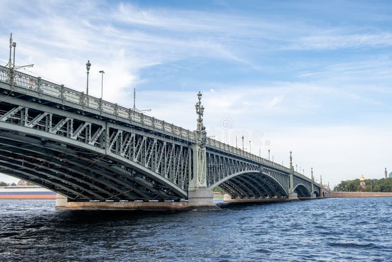 Exploring the Intricate Design and Structure of the Iconic Bridge in ...