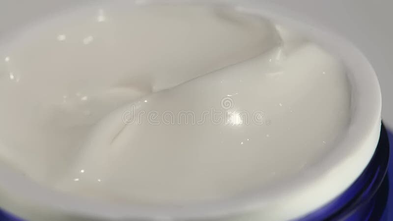 Exploring the Texture and Benefits of a Rich Moisturizing Cream for ...