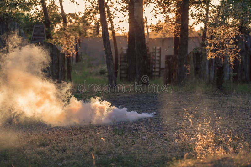 Granada De Humo Fotos De Stock - Descarga 794 Fotos Libres de Derechos