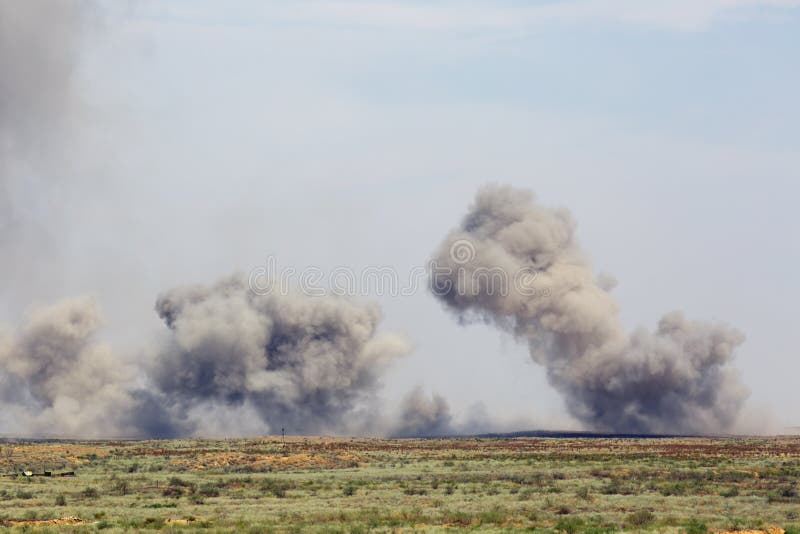 Explosie stock afbeelding. Image of spruiten, aanval - 77755261