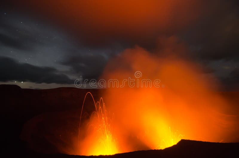 Explosion De Lave Dans Le Cratère Du Volcan Fagradalsfjall Pendant L ...