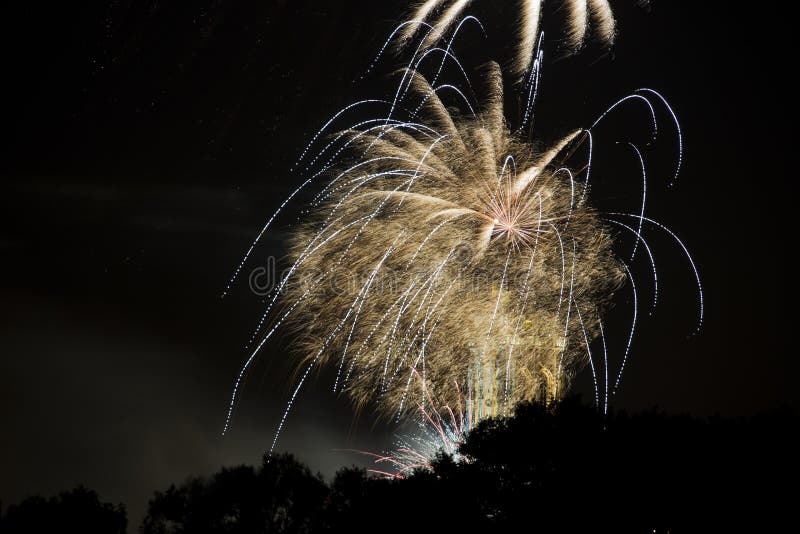 Dos Cohetes De Los Fuegos Artificiales Ascienden En El Cielo Imagen de ... Dos Cohetes De Los Fuegos Artificiales Ascienden En El Cielo Imagen de ...
