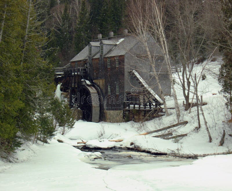 Explote Los árboles El Molino Foto de archivo - Imagen de aterrizaje ...