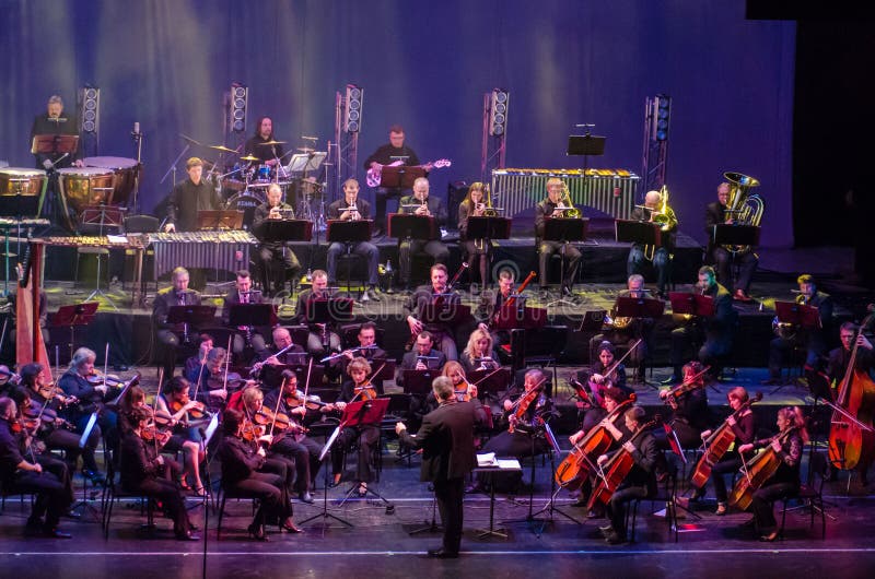 Orchestre symphonique image stock. Image du symphonique - 3342373