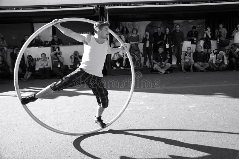 Exposition De Cercle D'acrobate Photo stock éditorial - Image du cercle ...