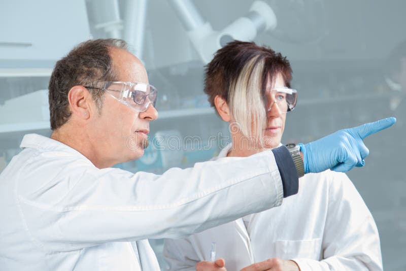 Exposition de chimiste image stock. Image du femelle - 38770567