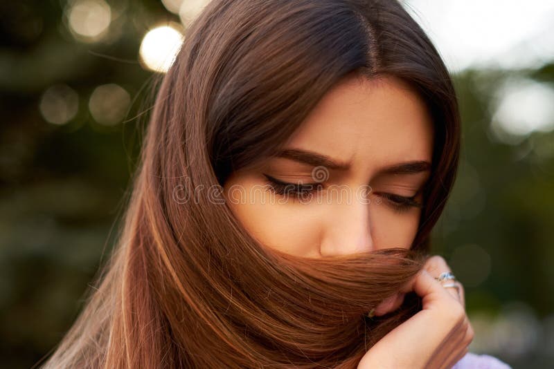 Expression Du Visage De Honte Et De Timidité Photo stock - Image du ...