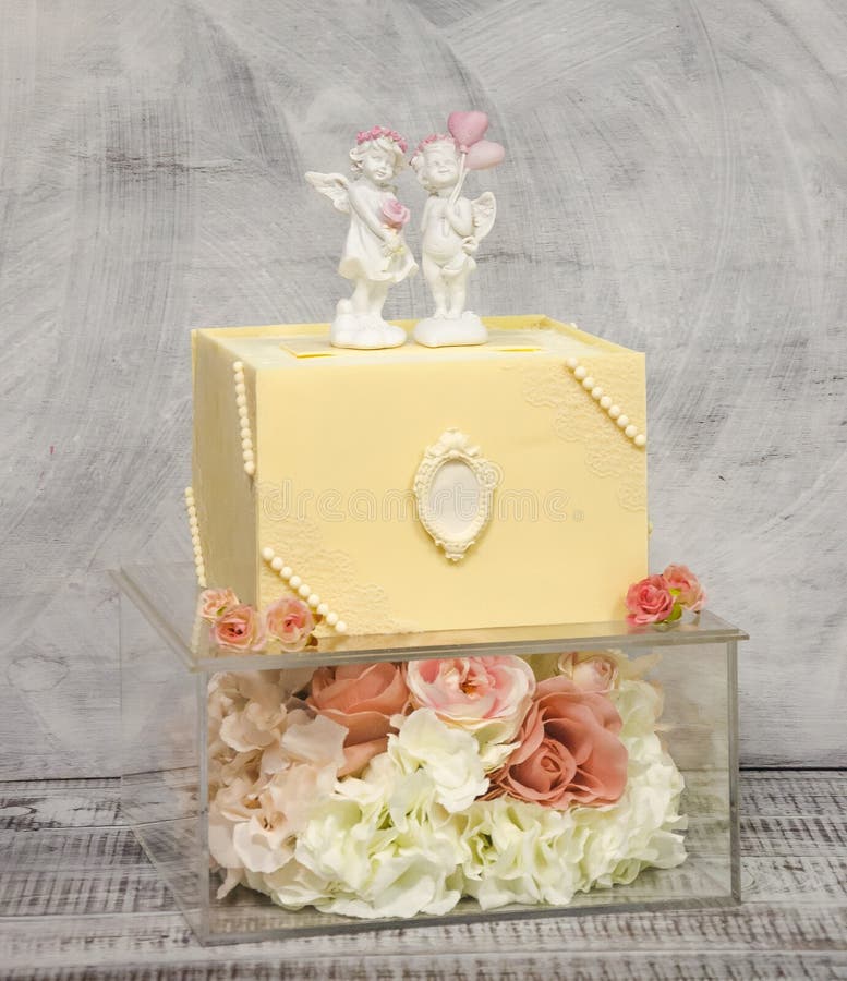 Exquisite Chocolate Wedding Cake on Glass Box Decorated with Roses ...