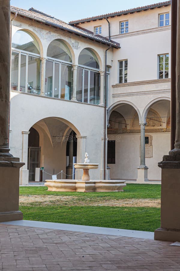 Exterior Courtyard with Arches and Columns of the Stuard Gallery in ...