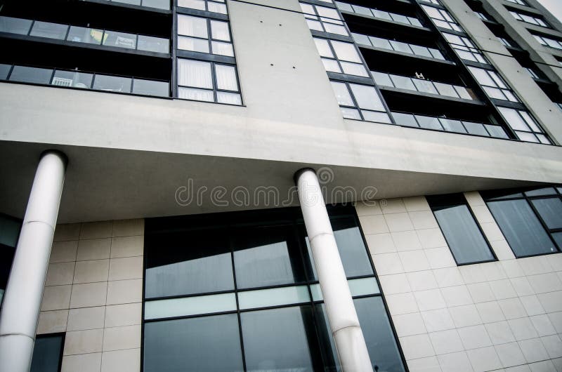 Exterior De Gran Altura Con Grandes Ventanas Rectangulares Imagen de ...