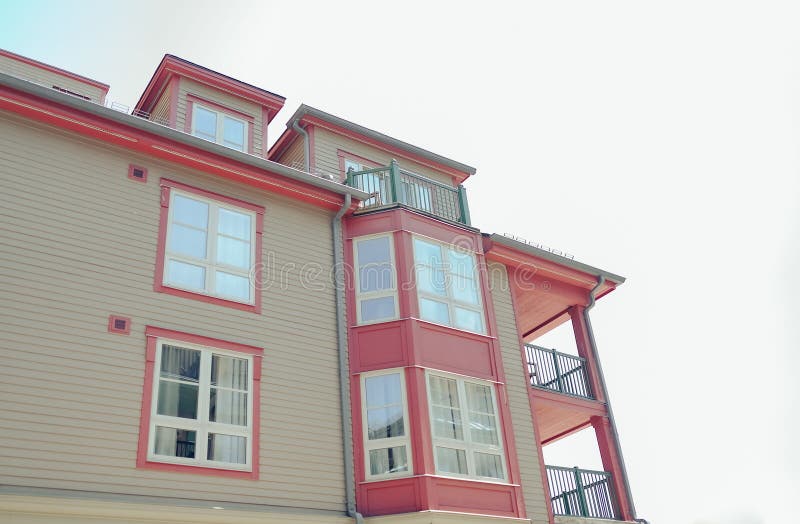 Exterior De Un Bonito Edificio Residencial Con Balcones Foto de archivo - Imagen de alto, cielo ...
