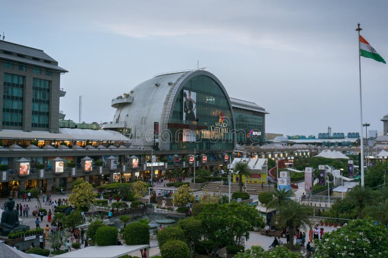 Exterior Del Centro Del Centro Comercial Del Paseo De La Ciudad Select ...