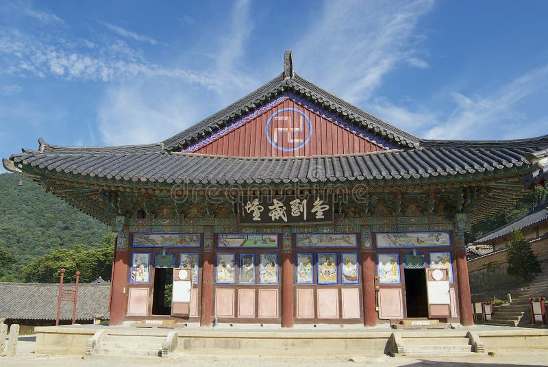Exterior Hermoso Del Templo De Haeinsa, Corea Del Sur Foto de archivo ...
