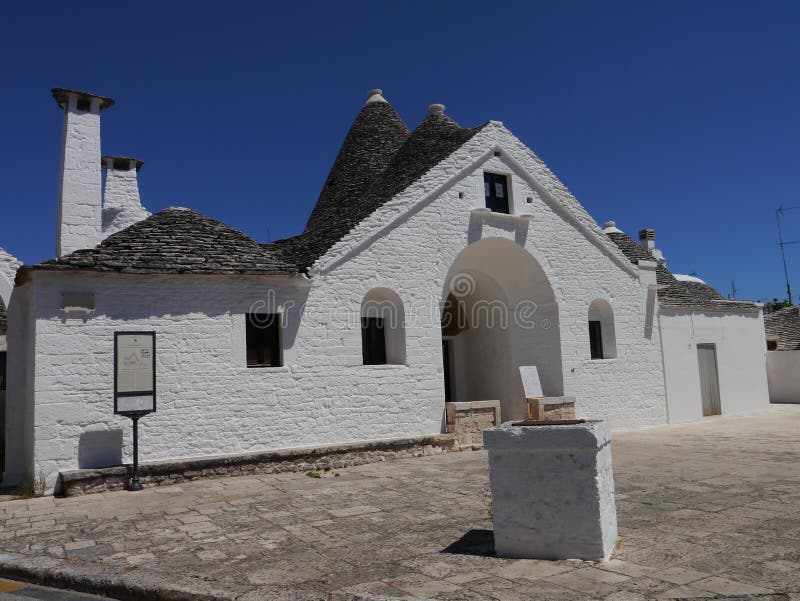 Trullo Sovrano, Alberobello, Apulia, Italy. Stock Photo - Image of ...