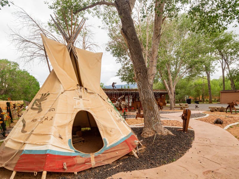 Exterior View of the Torrey Trading Post Editorial Stock Image - Image ...