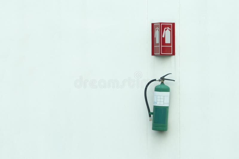 Extincteur Vert Et Le Symbole De Feu Sur Un Mur Blanc Photo stock ...