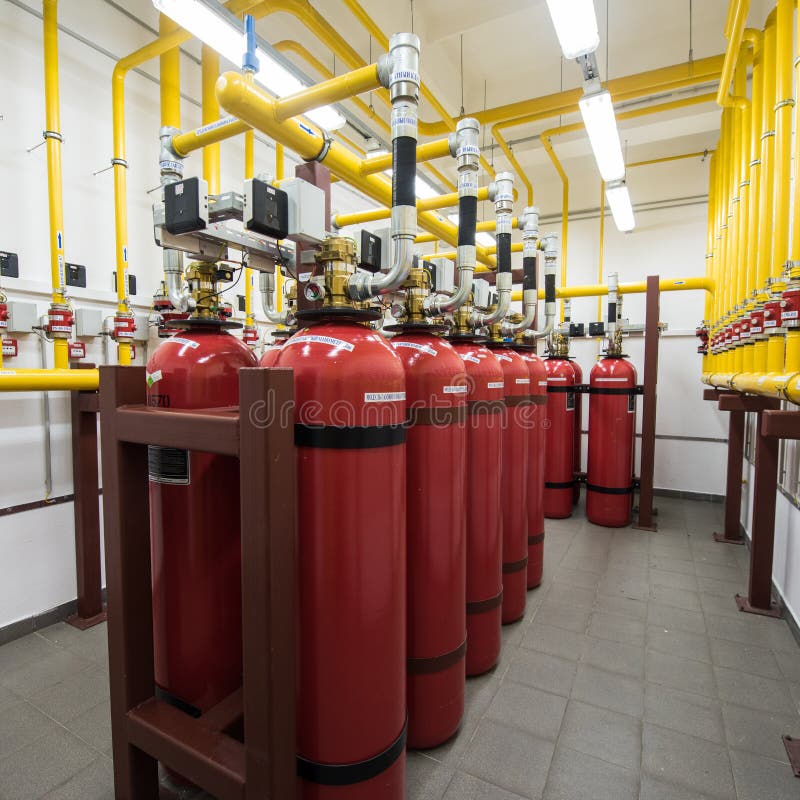 Extincteurs Géants D'argon Dans Un Support Dans Un RO De Serveur D ...