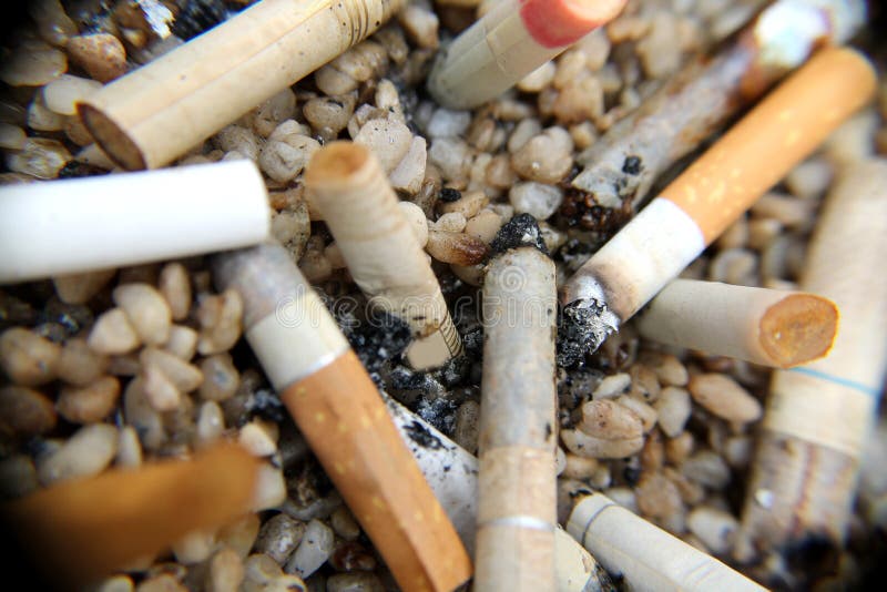 Extinga Los Cigarrillos En Piedras Imagen de archivo - Imagen de fumar ...